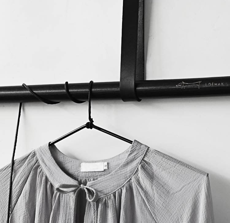 Simple Clothe Hanger – D Capsule