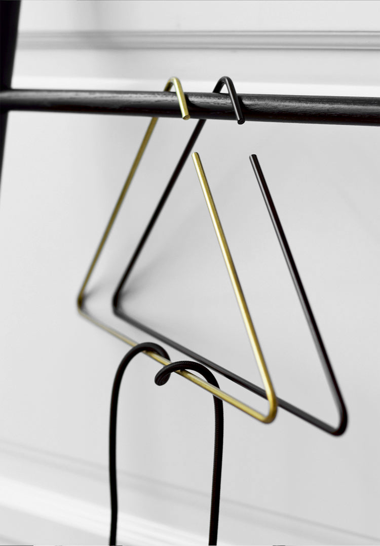Simple Clothe Hanger – D Capsule